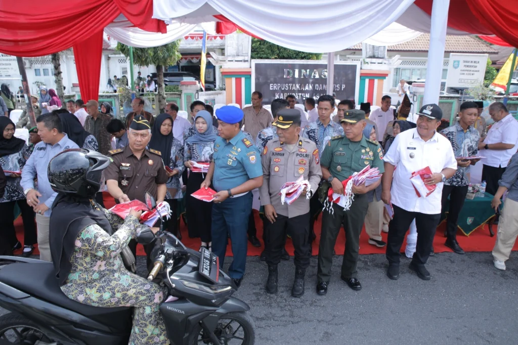 Pemerintah Kabupaten Asahan Bagikan Bendera Merah Putih – Portal Resmi ...